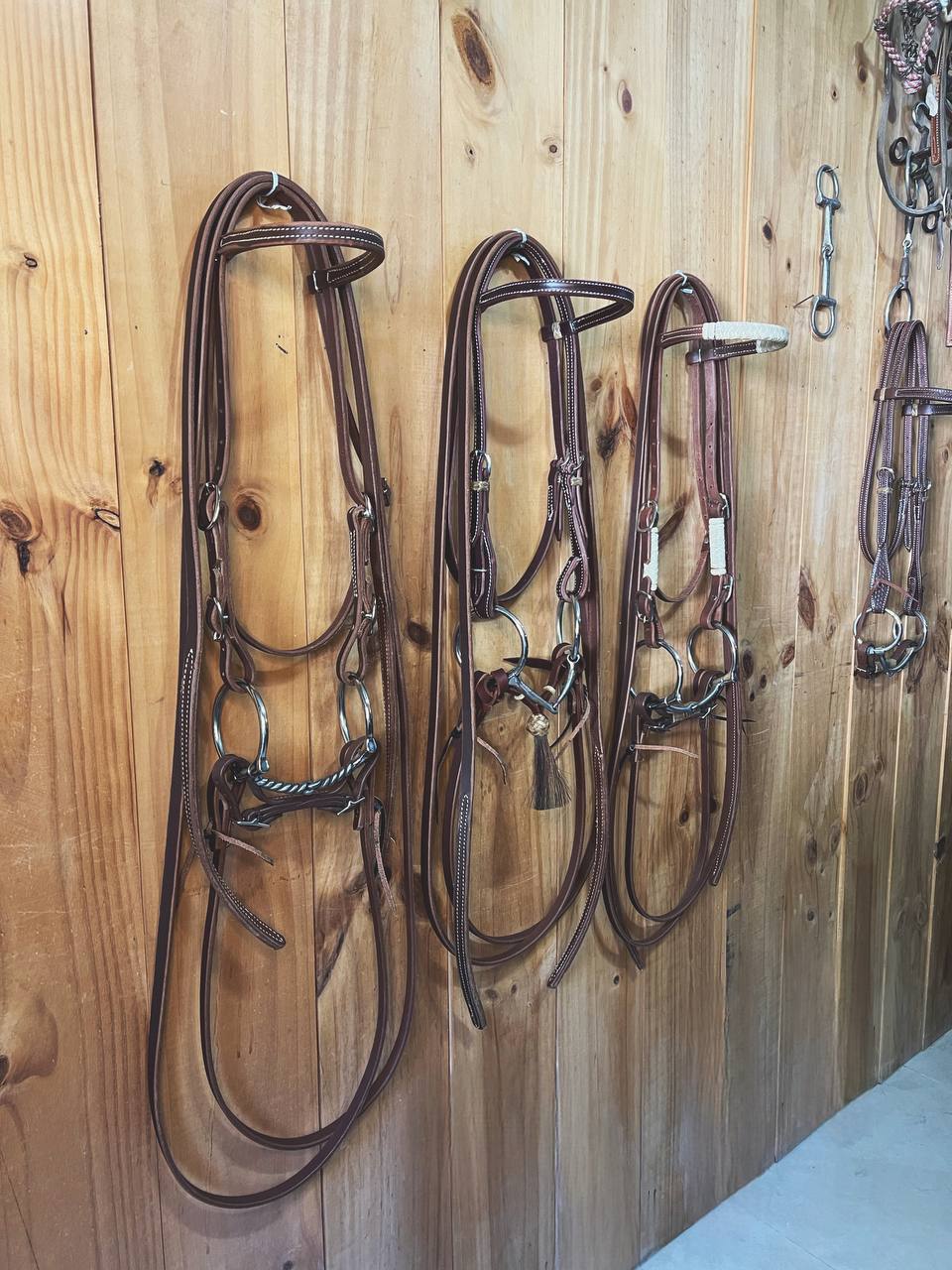 Snaffle bit D with 4 buckle headstall – Burro Tack